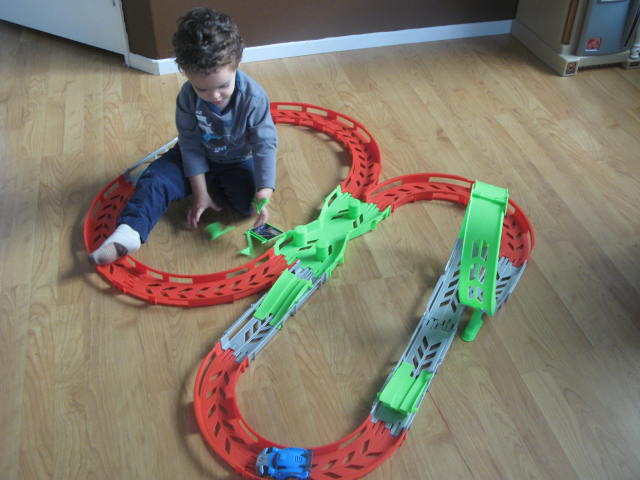 Holiday Gift Guide 2009: Fisher Price Shake ’n Go!® XTREME™ Speedway ...